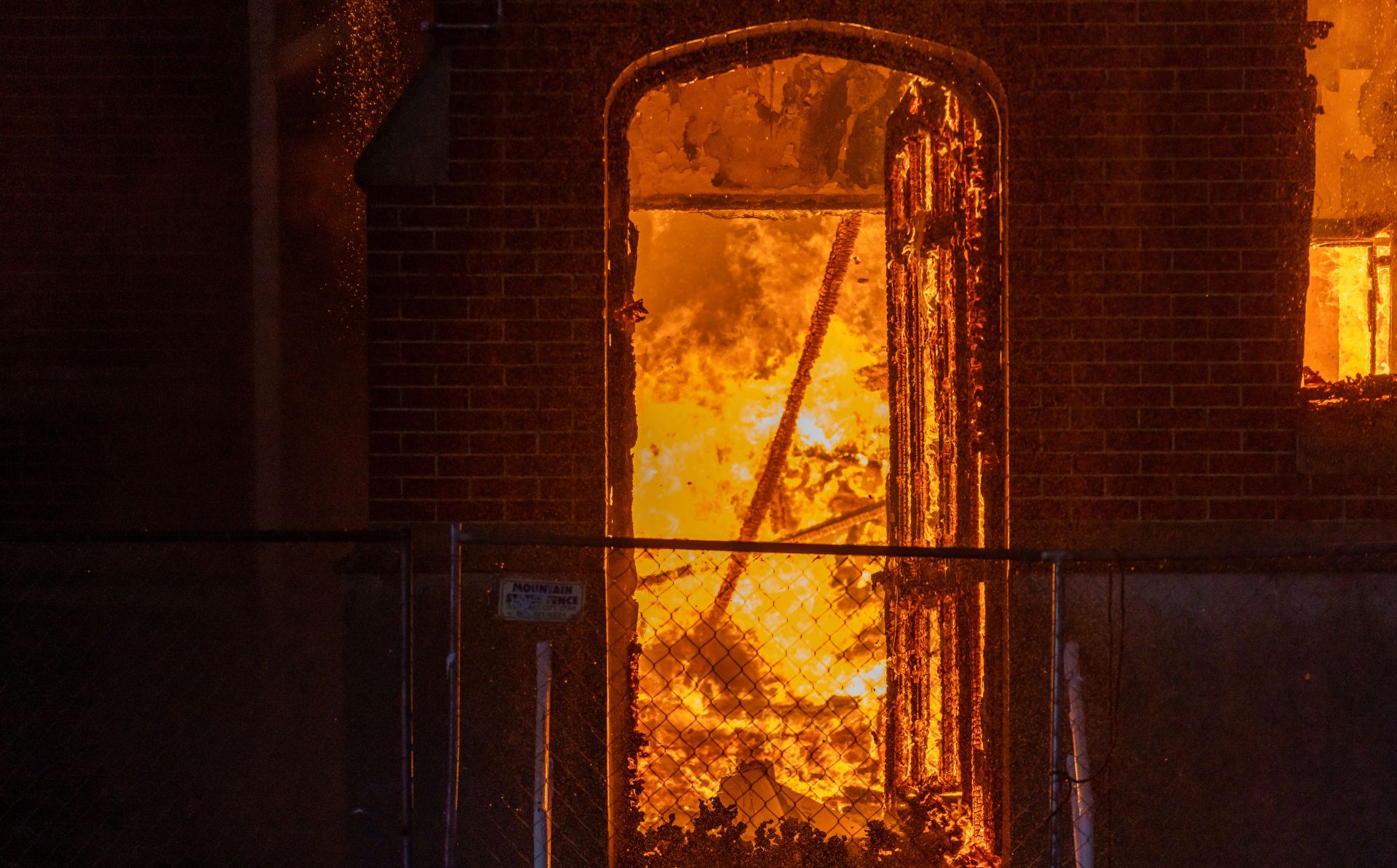 #ENFOTOS Así fue el incendio de Wells Ward en el vecindario de Liberty ...