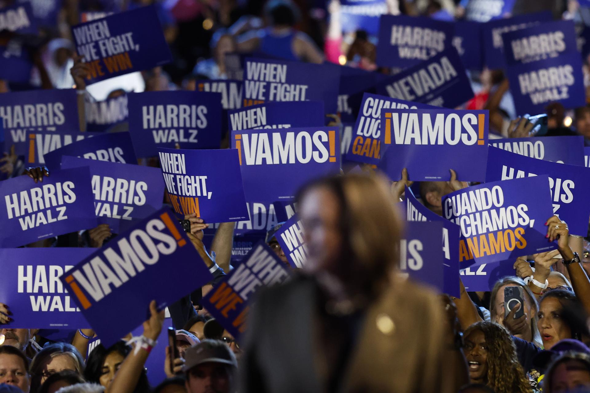 Harris aventaja a Trump entre votantes latinos de los estados clave
