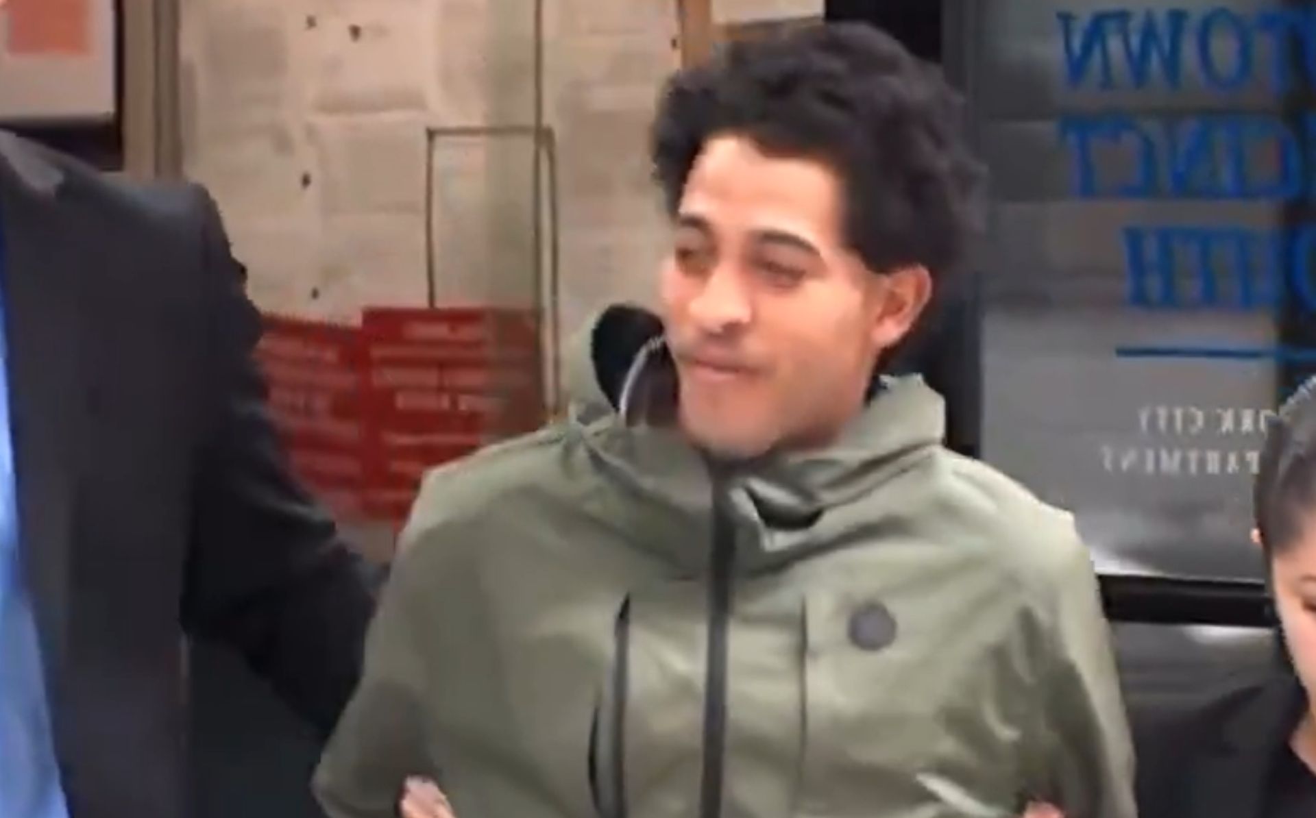 Brandon Simosa sonríe y bosteza en un tribunal de Nueva York